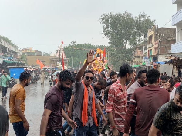 Devotees in Ghoghamba and Jambughoda discharged Ganesha into the water ...