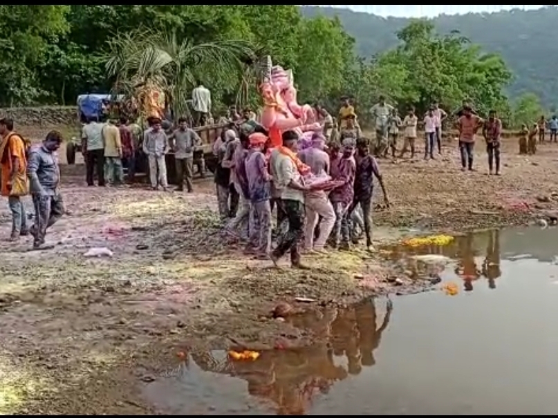 Devotees in Ghoghamba and Jambughoda discharged Ganesha into the water ...