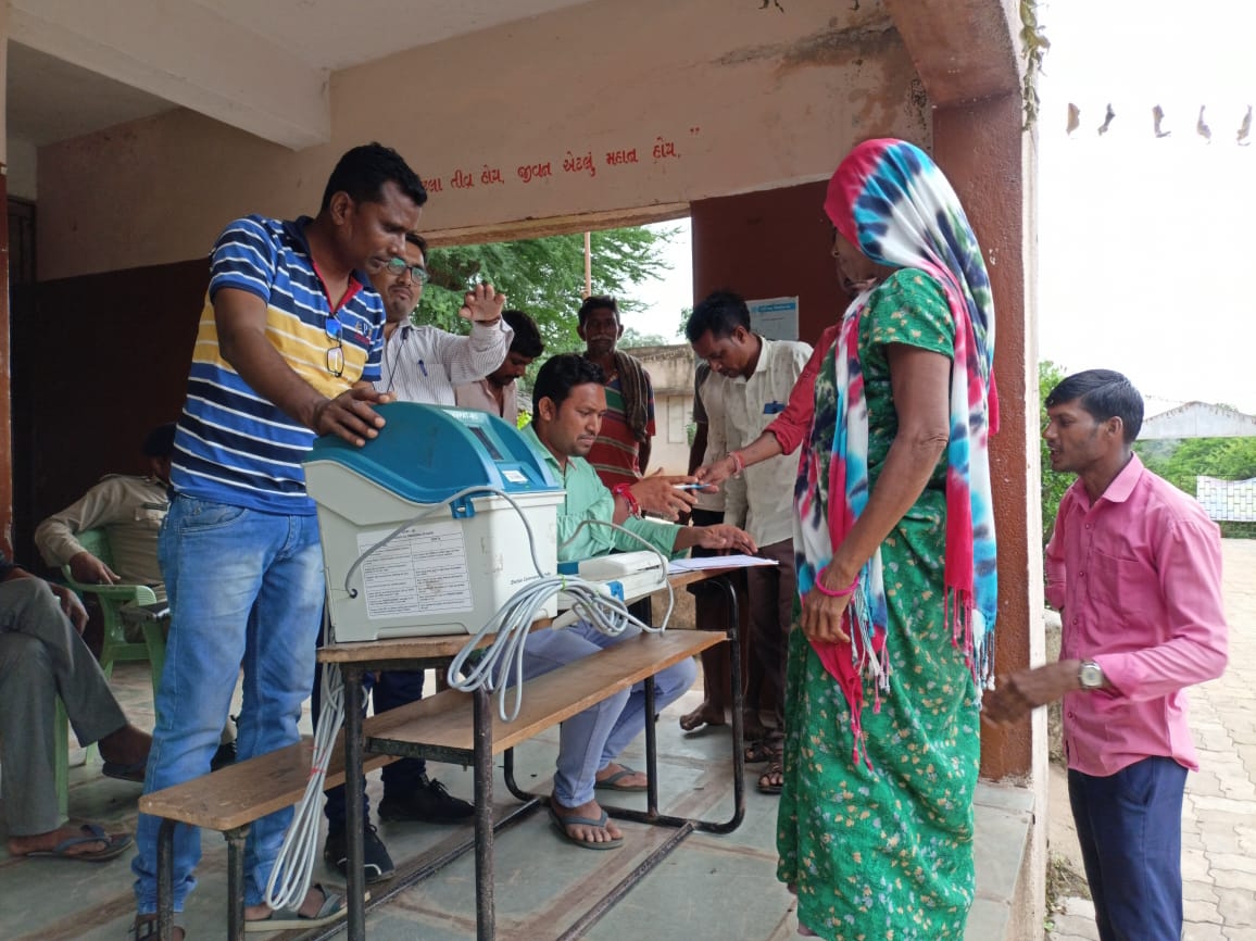 સાગબારાના આંતરિયાળ ગામોમાં 122 બુથો ફરી EVM અને VV PADનું નિદર્શન કરી ...