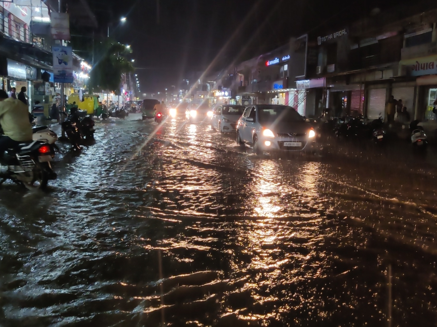 One and a half inches of rain with lightning in Gondal, Bhadar Dam-1 ...