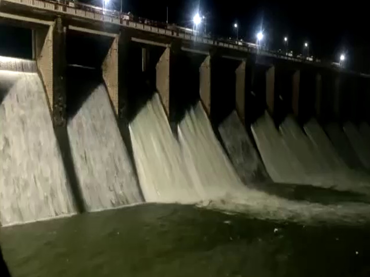 Saurashtra's second largest Bhadar-1 dam overflows, 8 gates opened 2 ...