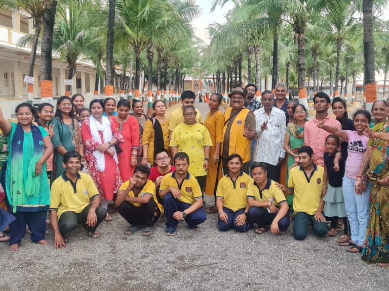 Lions Club of Jamnagar King and Queen made mentally challenged children ...