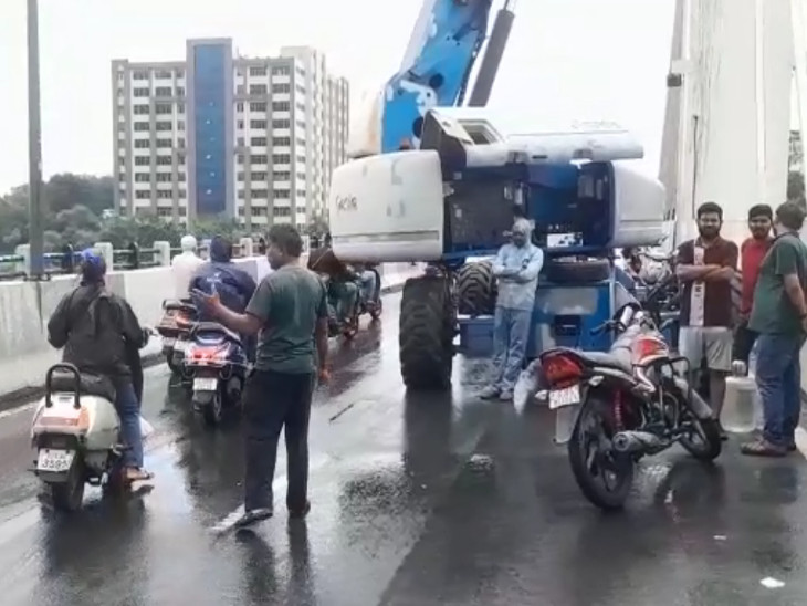 Heavy traffic jam on cable stayed bridge in Surat due to crane shutdown ...