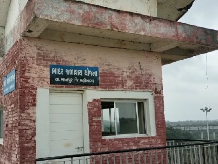 Bhadar Dam in Khanpur of Mahisagar overflowed again, 1 gate of the dam ...