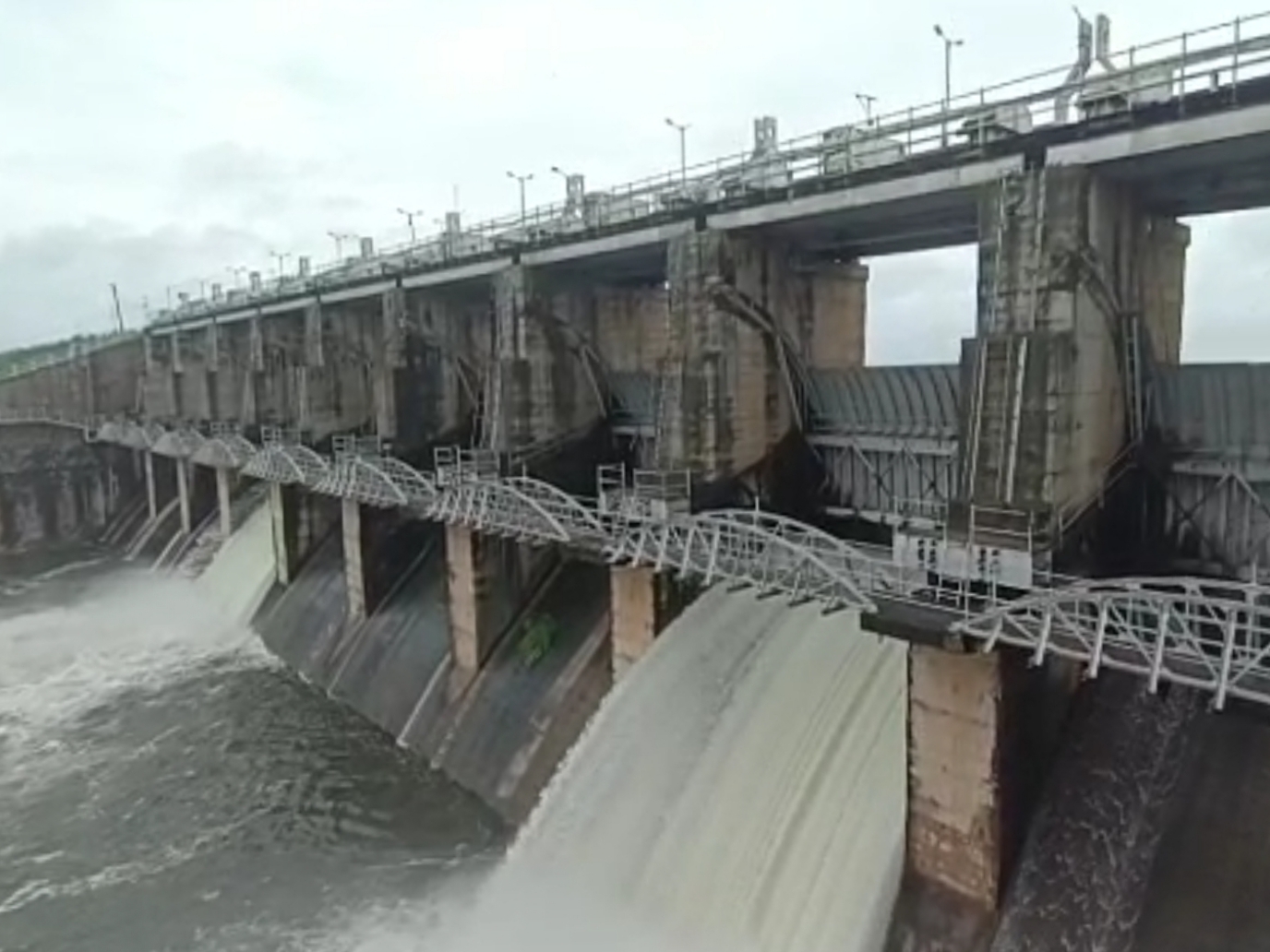 Mazoom dam at Modasa in Aravalli overflows again, 2600 cusecs of water ...