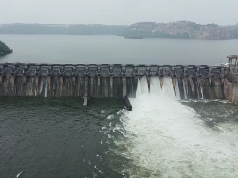 Kadana Dam, supplying water to 9 districts of the state, overflowed ...
