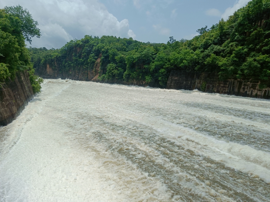 Kadana Dam, supplying water to 9 districts of the state, overflowed ...