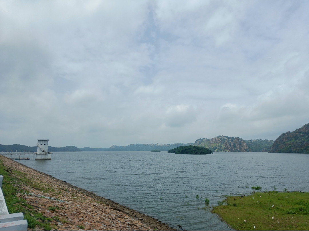 Kadana Dam, supplying water to 9 districts of the state, overflowed ...