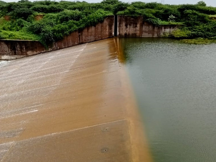 Out of 20 medium-sized dams, 1 at Mundra and 4 at Abdasa caught fire ...