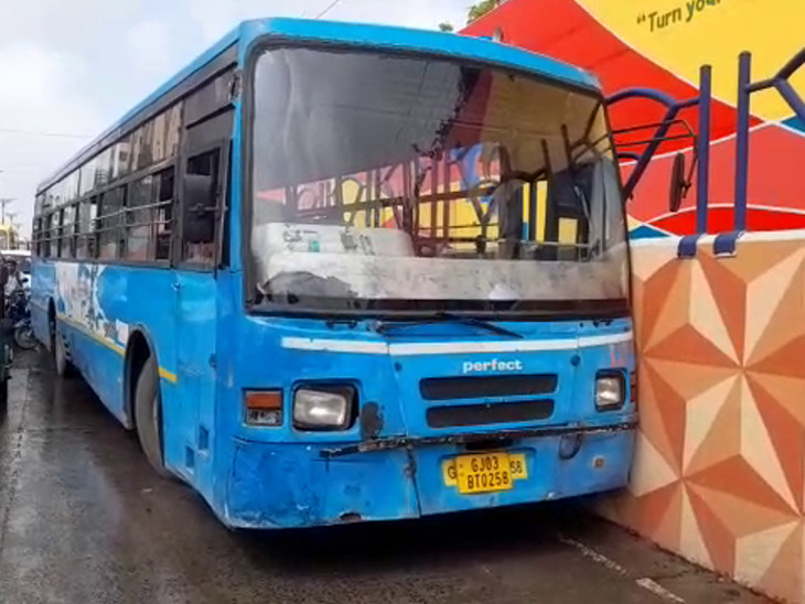 City bus hit to wall and saved life of woman in rajkot | જોખમી સવારી ...