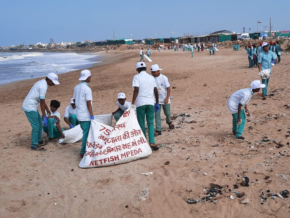 In Junagadh, a beach cleaning campaign was carried out under 'Swachh ...