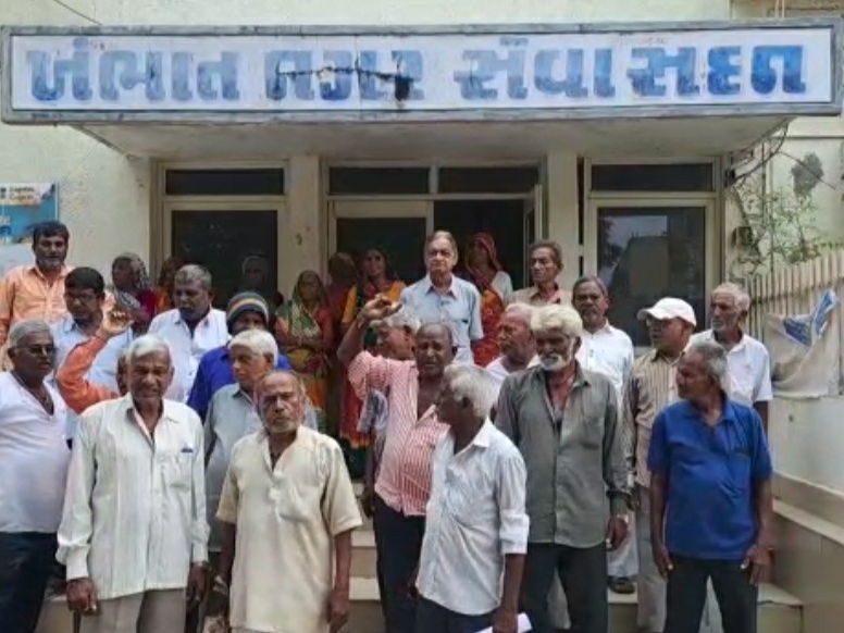 Employees clamor outside Khambhat Municipality; They protested with ...