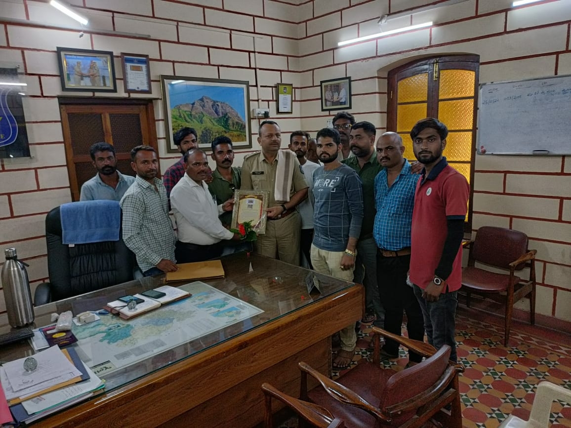 The Bahujan Vikas Force team honored the transfer of DySp Pradeep Singh ...