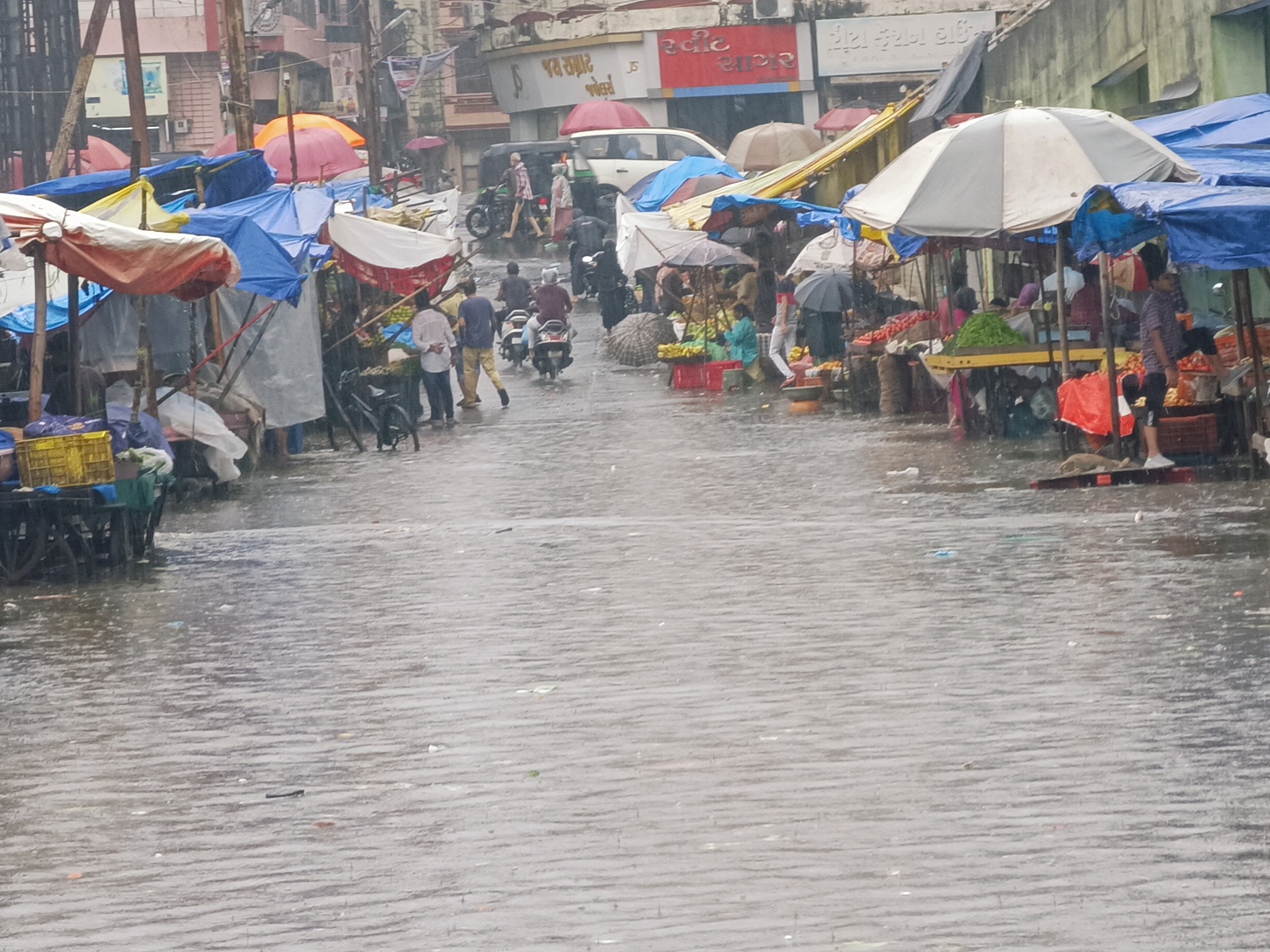Due to torrential rains in Navsari, traders and motorists are troubled ...