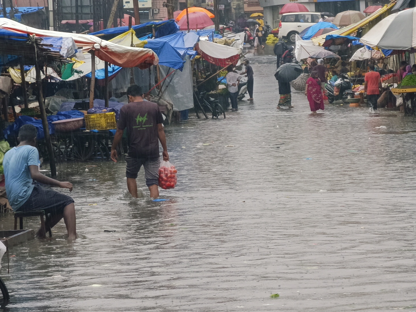 Due to torrential rains in Navsari, traders and motorists are troubled ...