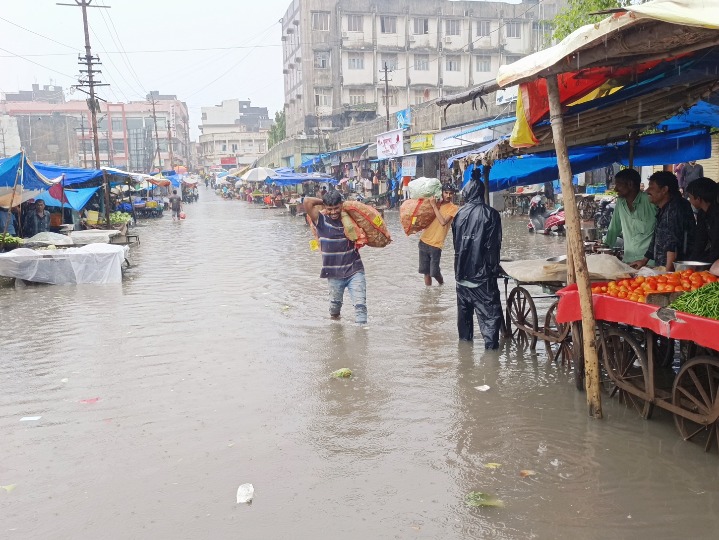 Due to torrential rains in Navsari, traders and motorists are troubled ...