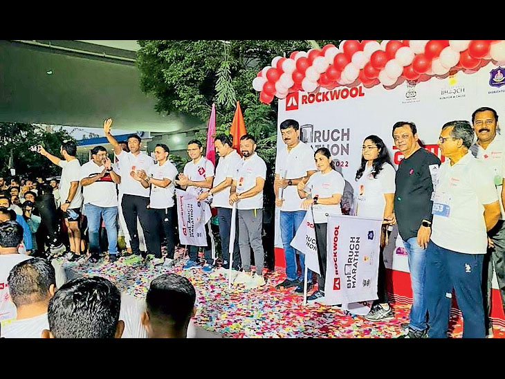 Divyesh Rana won the marathon by covering a distance of 21 km in 85 ...