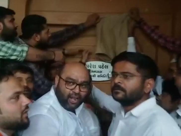 Youth Congress hung RSS half pants outside Paresh Patel's office ...