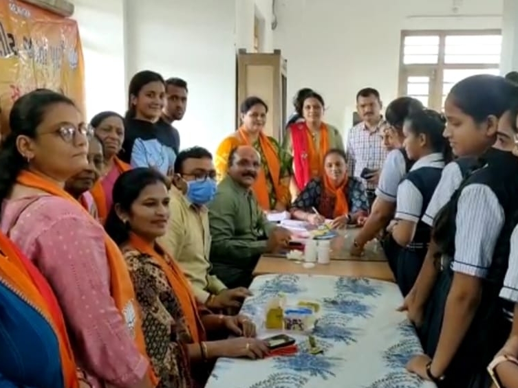 Medical checkup camp conducted by students and workers in Modasa ...