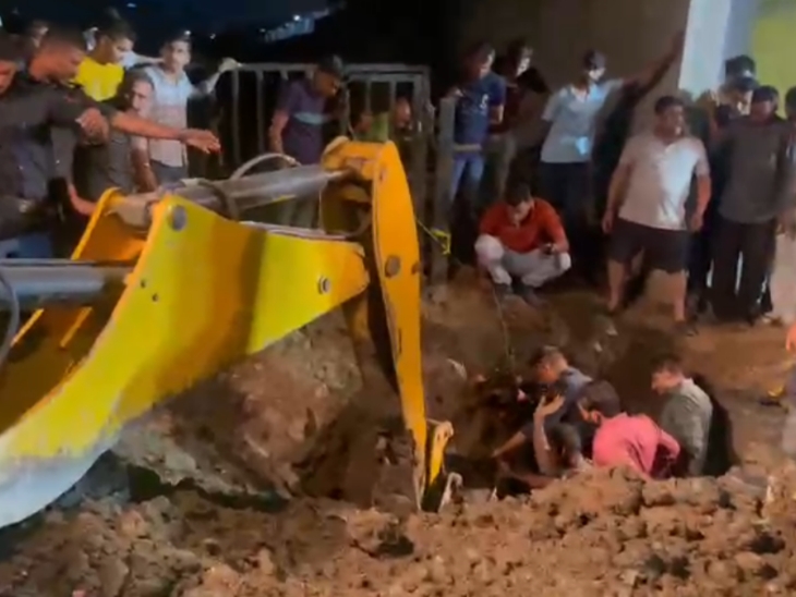 A cow fell into a pit in Pune, Surat, was pulled out with the help of a ...