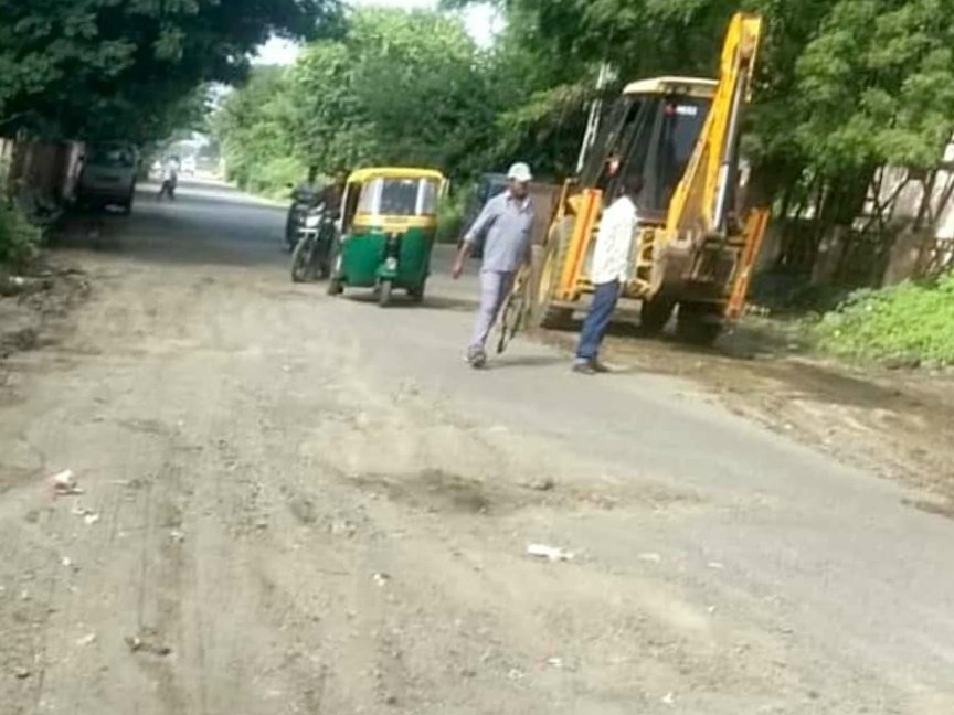 In Khambhaliya carried out freezing of dilapidated road potholes; In ...