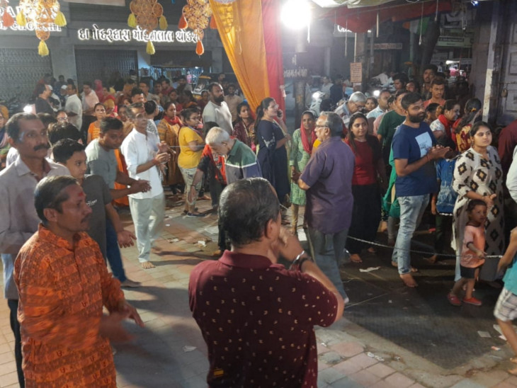 At Mandvi in Vadodara, only men play garba at Ma Ambana Chowk, men sing ...