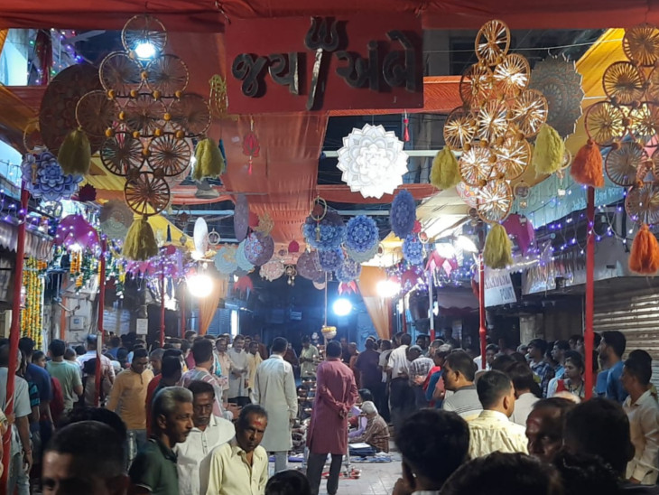 At Mandvi in Vadodara, only men play garba at Ma Ambana Chowk, men sing ...