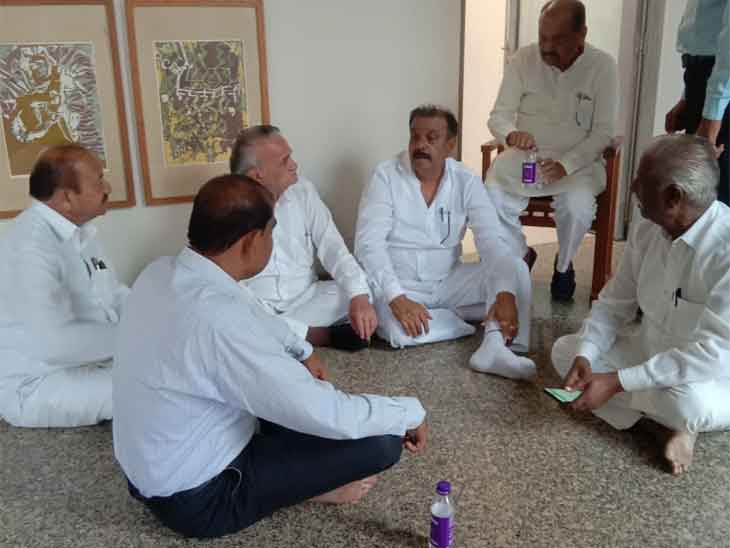 Gujarat mla jashu patel on picket against cm secretary due to ...