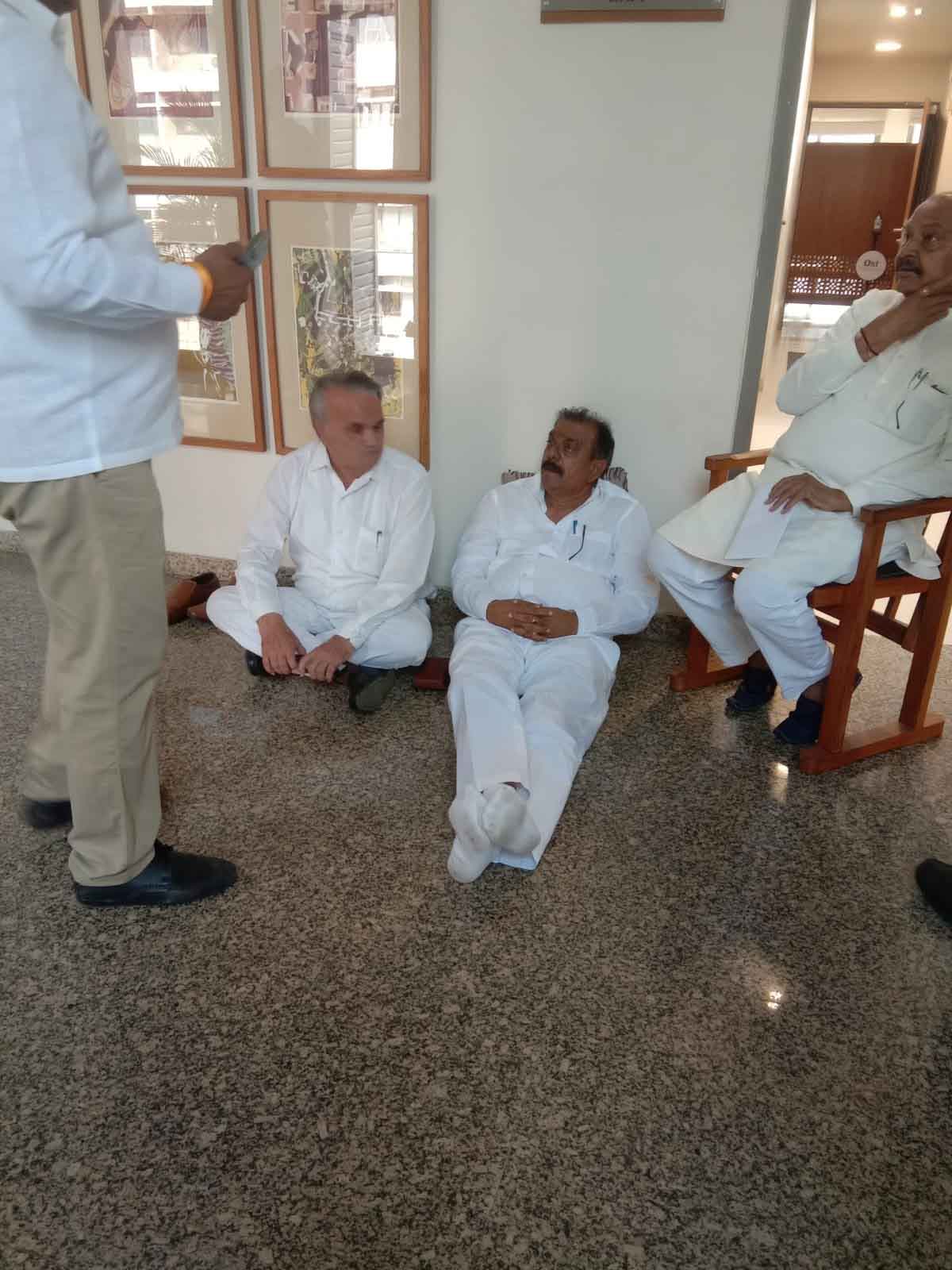 Gujarat mla jashu patel on picket against cm secretary due to ...
