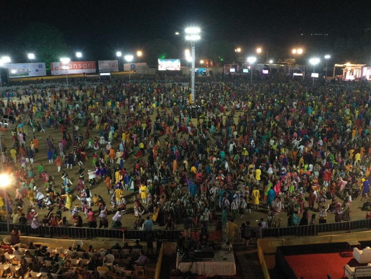 10,000 people can play garba together in a 3.72 lakh square feet ...