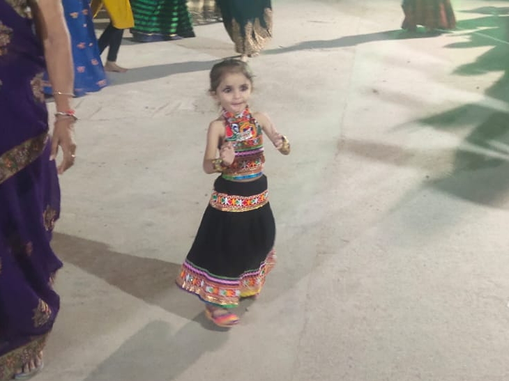 કલોલ સોપાન 2માં ચોથા નોરતે ખેલૈયા ટ્રેડિશનલ કપડા સાથે અવનવા સ્ટેપ સાથે ...