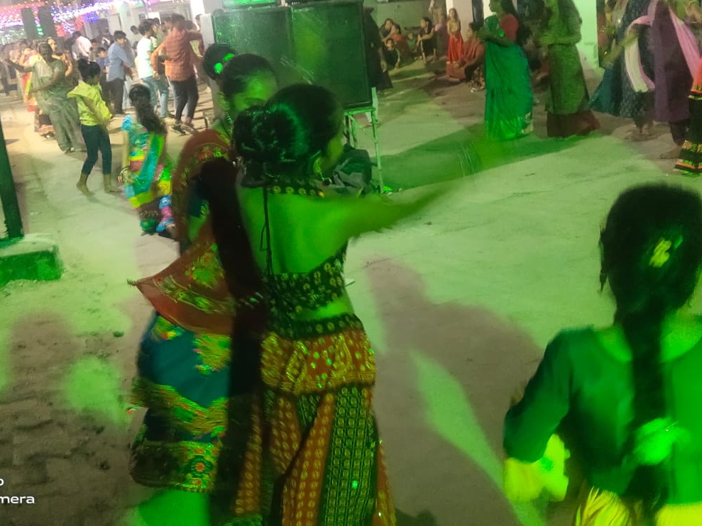 કલોલ સોપાન 2માં ચોથા નોરતે ખેલૈયા ટ્રેડિશનલ કપડા સાથે અવનવા સ્ટેપ સાથે ...