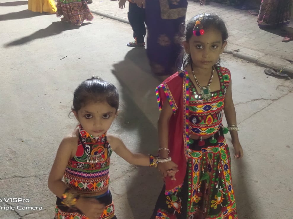 કલોલ સોપાન 2માં ચોથા નોરતે ખેલૈયા ટ્રેડિશનલ કપડા સાથે અવનવા સ્ટેપ સાથે ...