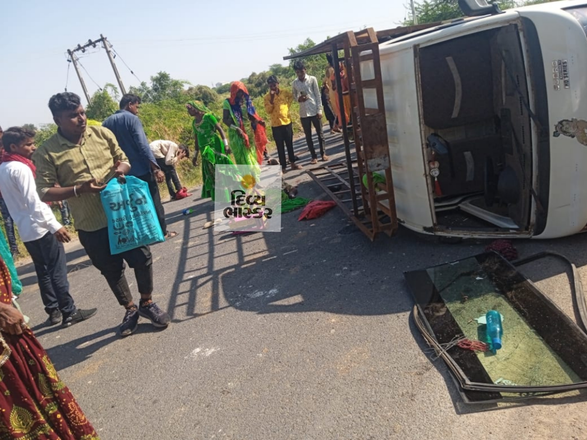 Over 30 injured as pick-up vehicle overturned on Fategarh-Gedi road in ...