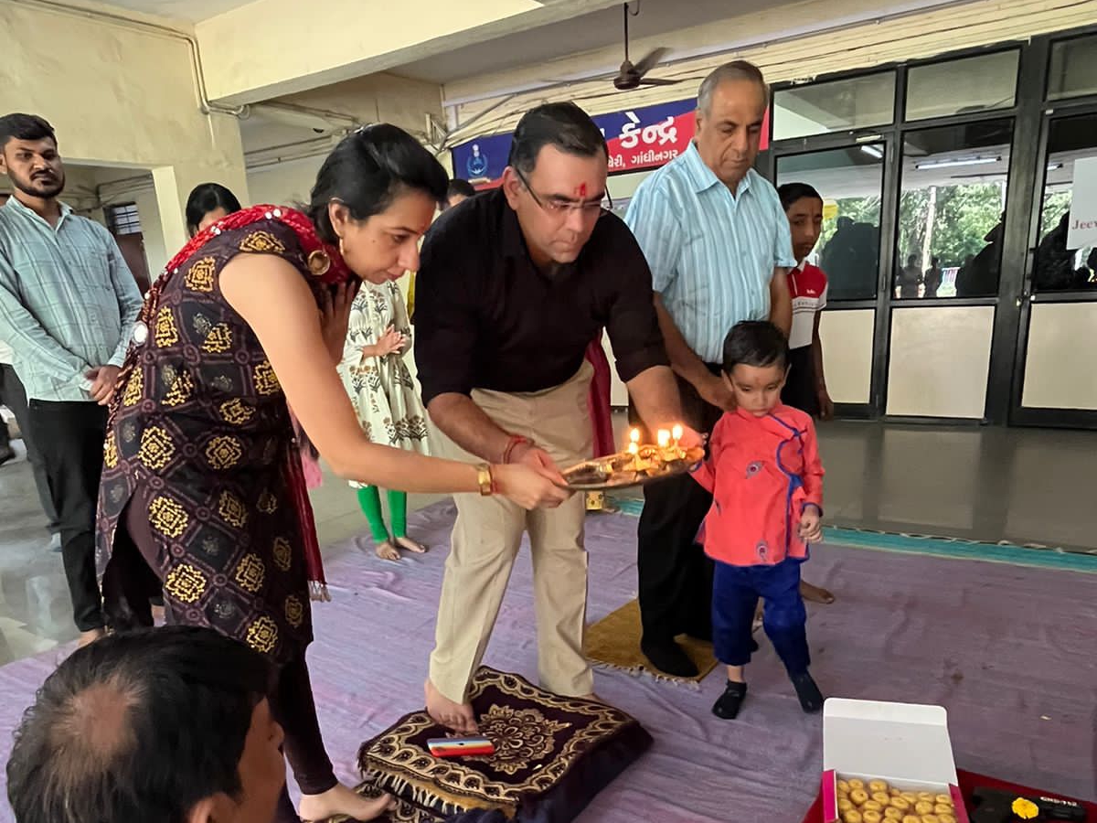 Modern weapons were worshiped by SP Tarun Duggal at Gandhinagar Police ...