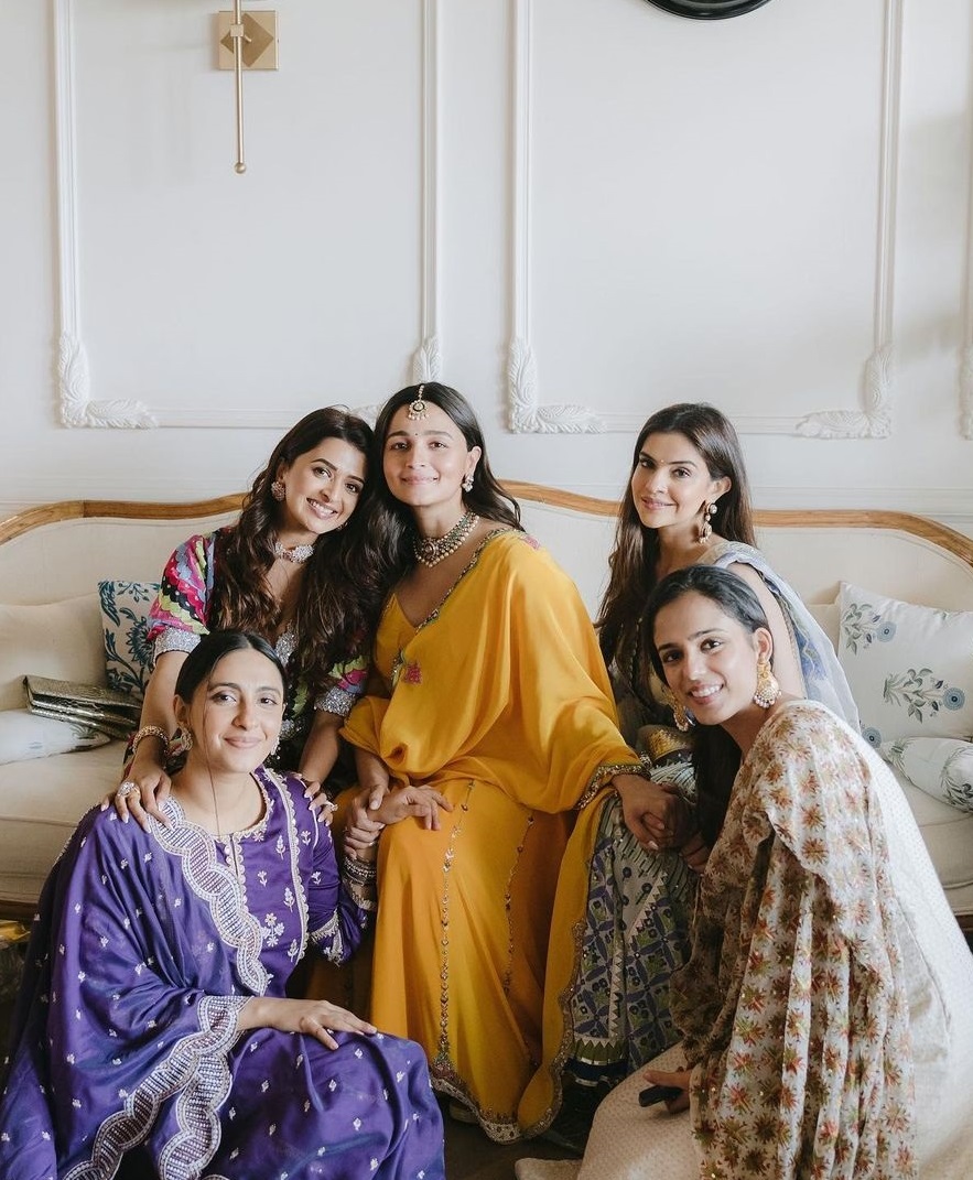 alia batt was seen in a traditional look, the Kapoor and Bhatt family ...