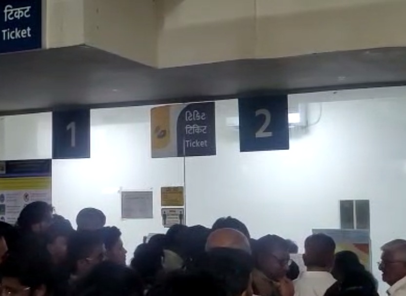 Ticket queues at Vastral Metro station, commuters outraged as computer malfunctions on holiday ...