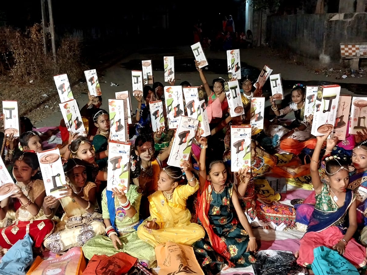 Distribution of Lhani to twenty-three thousand children on Navratri ...