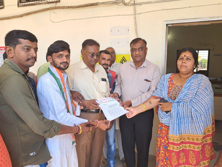 Demand to provide streetlight, roads, water facility in Jetpur | રજૂઆત ...