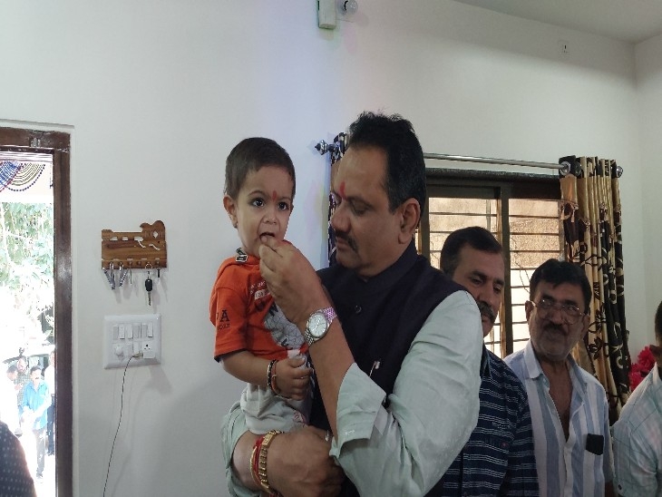 Education Minister Jitu Vaghani celebrated Diwali with old age home ...