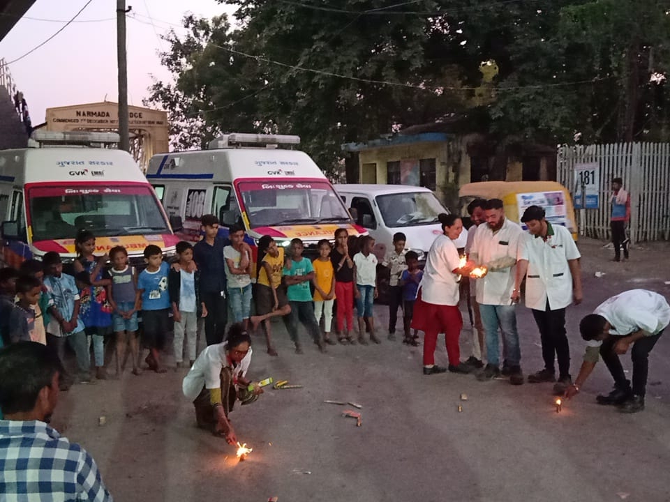 In Bharuch, 108 service personnel celebrated Diwali with children and ...