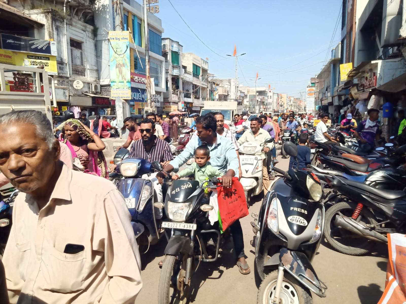 Diwali festival at Rajpipla is crowded; There was a traffic jam on four ...