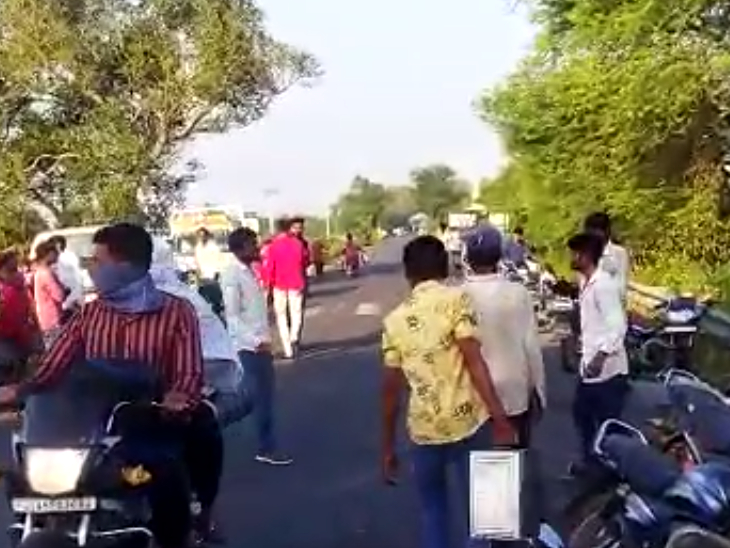 Tanker overturned near Hamapur in Amreli, people reached to fill oil with buckets, cans and hand ...