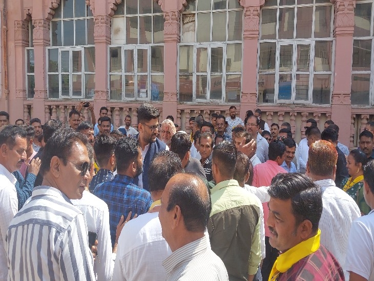 Gopal Italia visits SRT Hospital over attack on AAP worker in Umrala ...