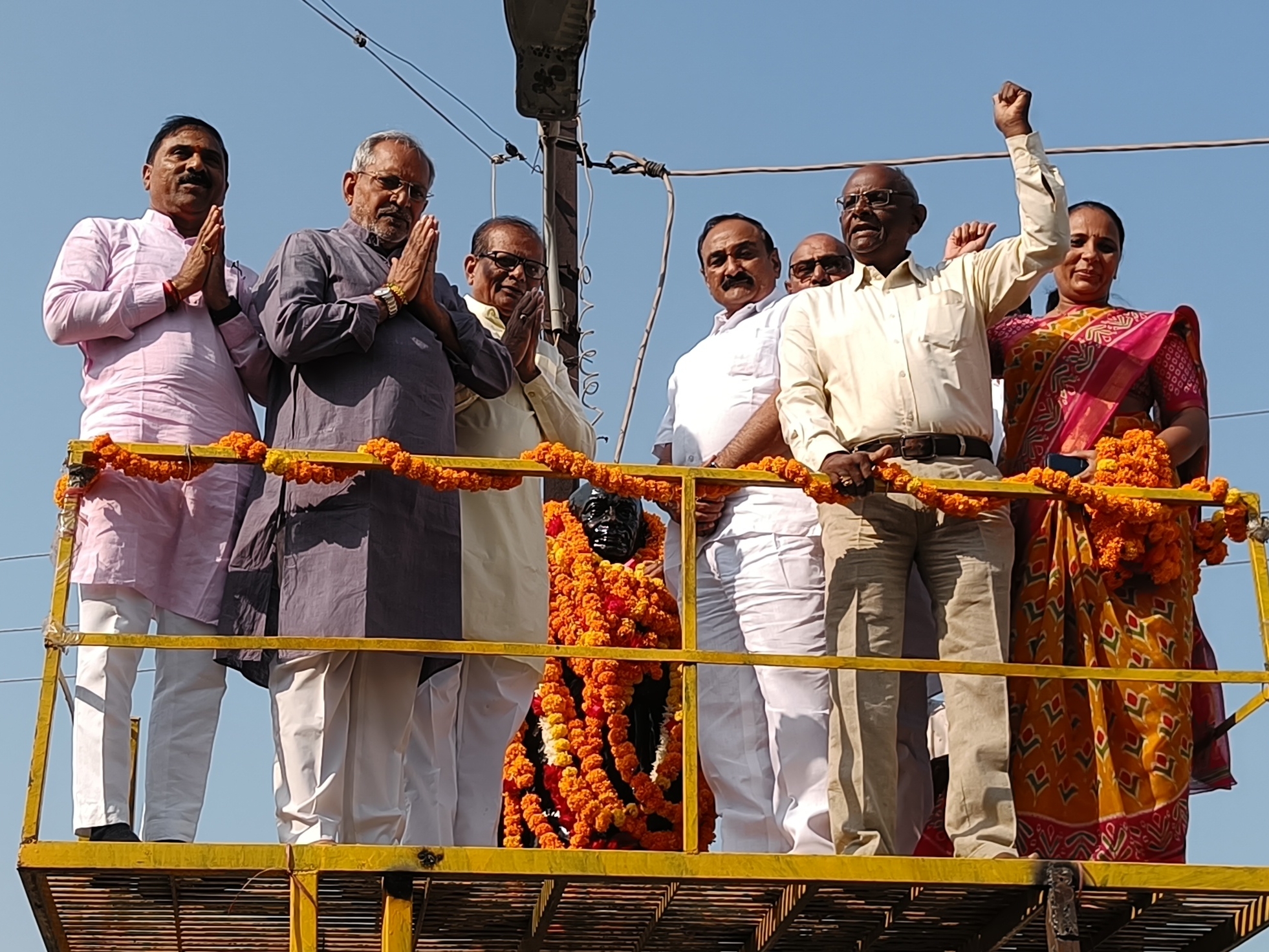 Sardar Patel's statue was garlanded at various places in Patan ...