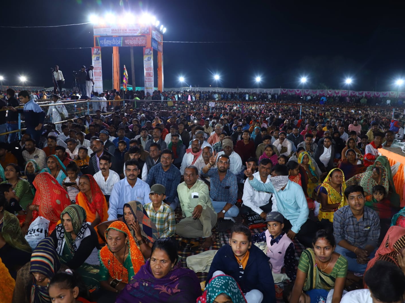 In the Lokdira of Godhra, Kama put on his coat of arms; The audience ...