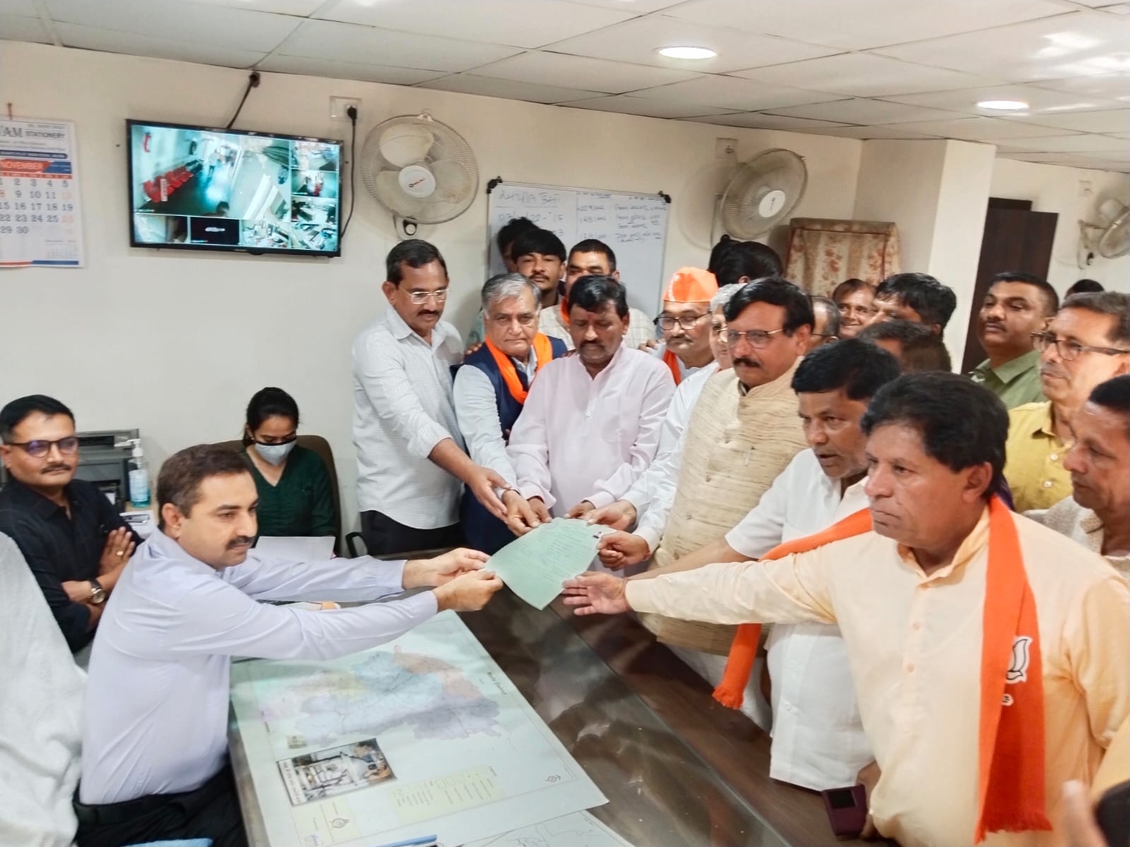 Minister Brijesh Merja attended the nomination along with a huge rally ...