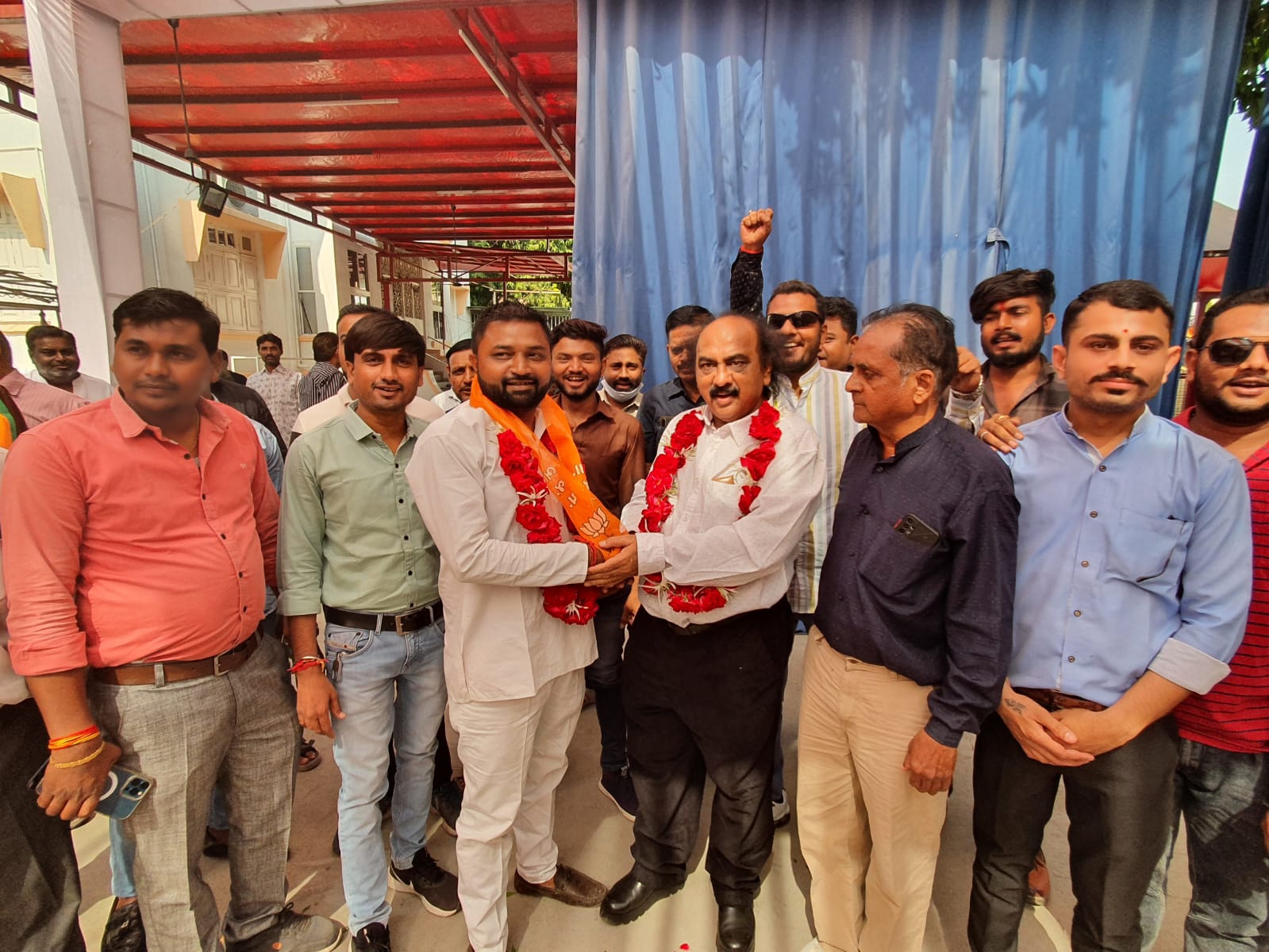 In Nadiad more than 150 workers took up Kesario, in Mahudha more than ...