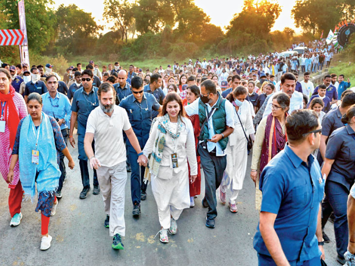 The crowd of villagers, the crowd of pedestrians to get a glimpse of ...