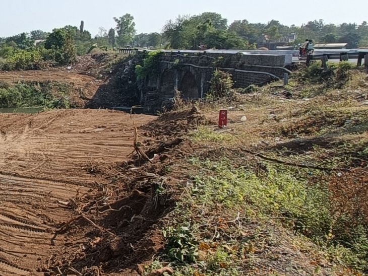 Construction of new bridge over Kavero River and Kosh Bay of Vapi ...